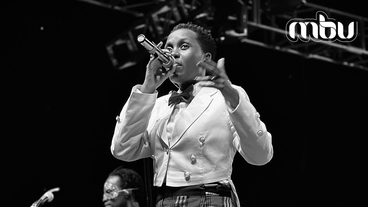 Azawi Performs at Roast and Rhyme - YouTube