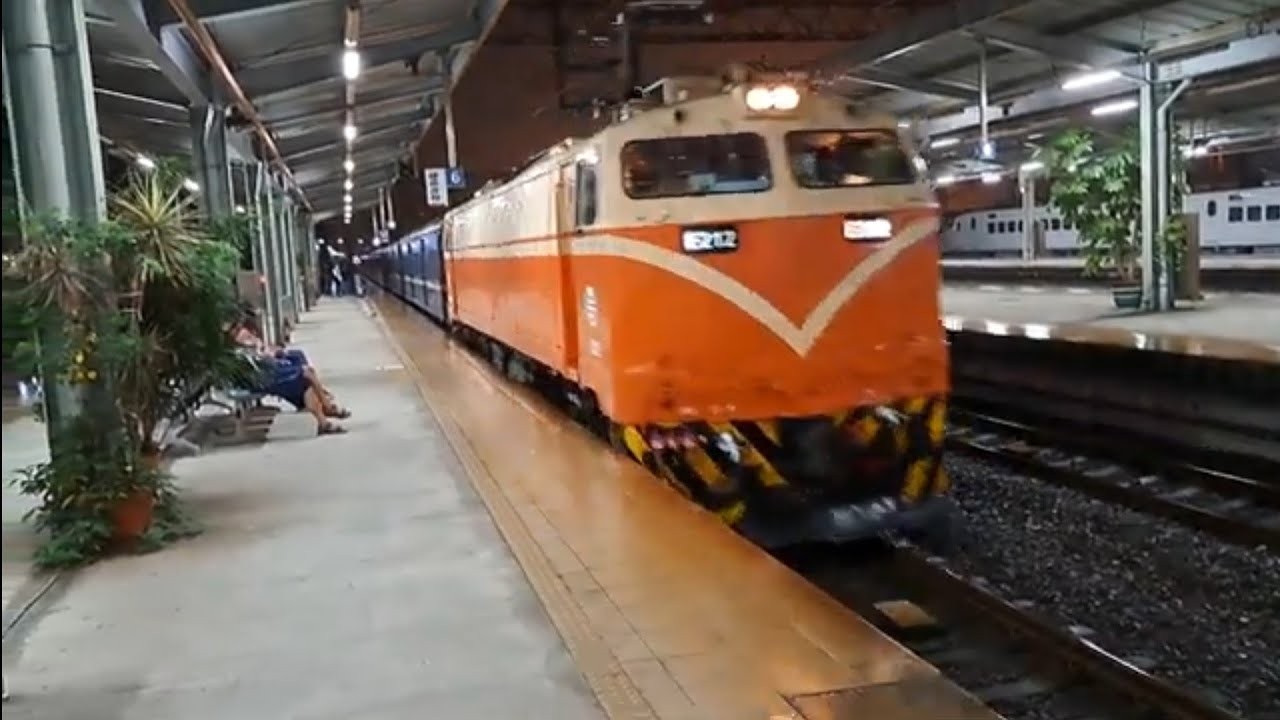 554次潮州發車經由海線開往花蓮的E212單電頭+兩節全藍行包專車+新式自動門莒光號，和一列EMU3000型觀光特仕版十二輛編組EMU3024皮蛋豆腐騰雲號四色彩色新城際自強號列車 - YouTube