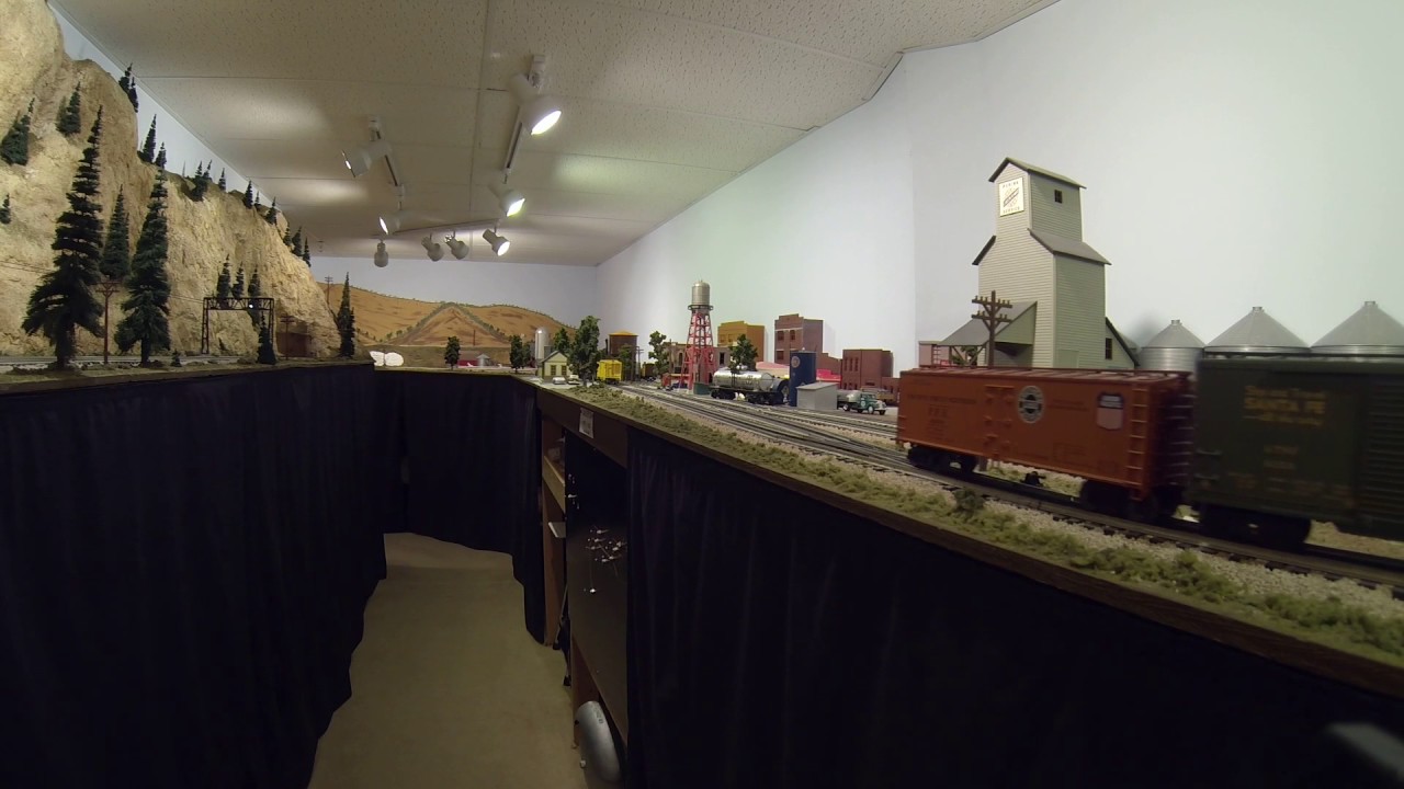 O-Gauge engine running with Airwire Battery system - YouTube