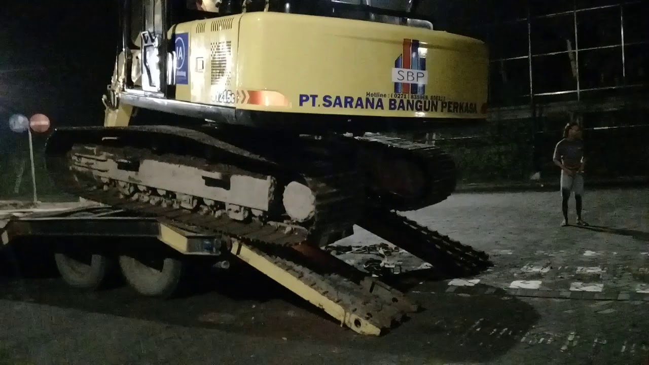 Mobilisasi excavator SANY SY 215 dengan trailer low bad IZUZU GIGA ...