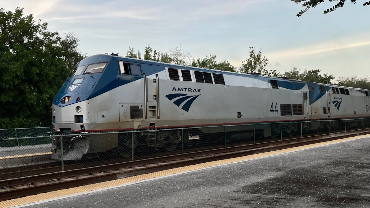 Amtrak Silver Star Southbound train at Deerfield Beach station/SFRM ...