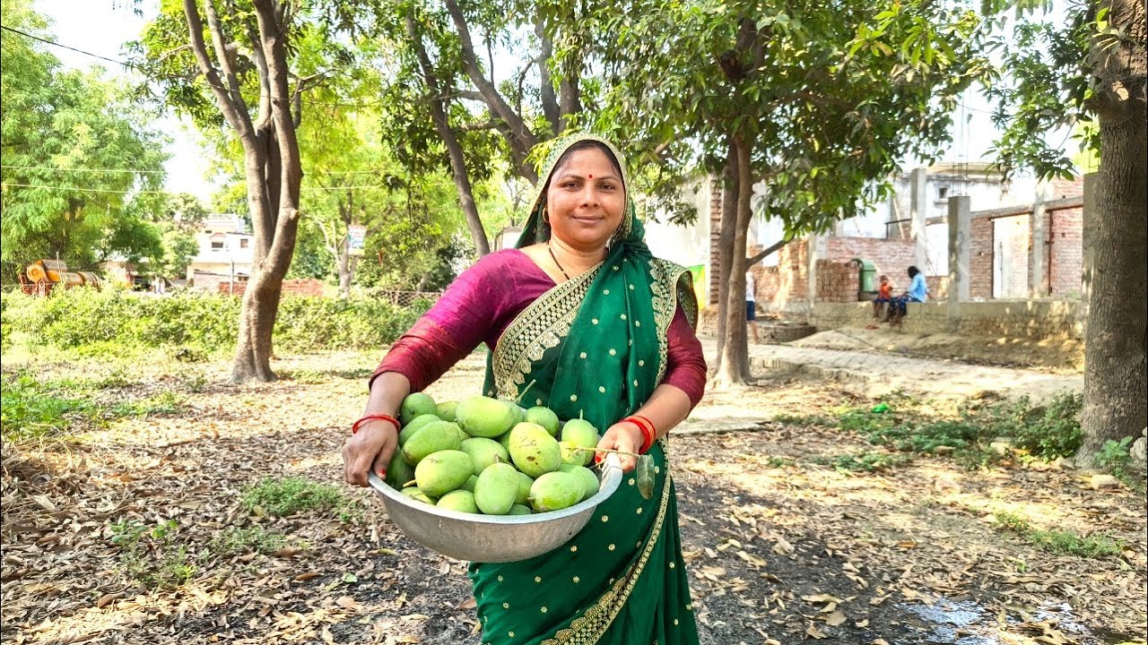 अपने गाँव आने के बाद सबसे पहले आम तोड़ते हैँ, इस बार सीजन में पहली बार ...