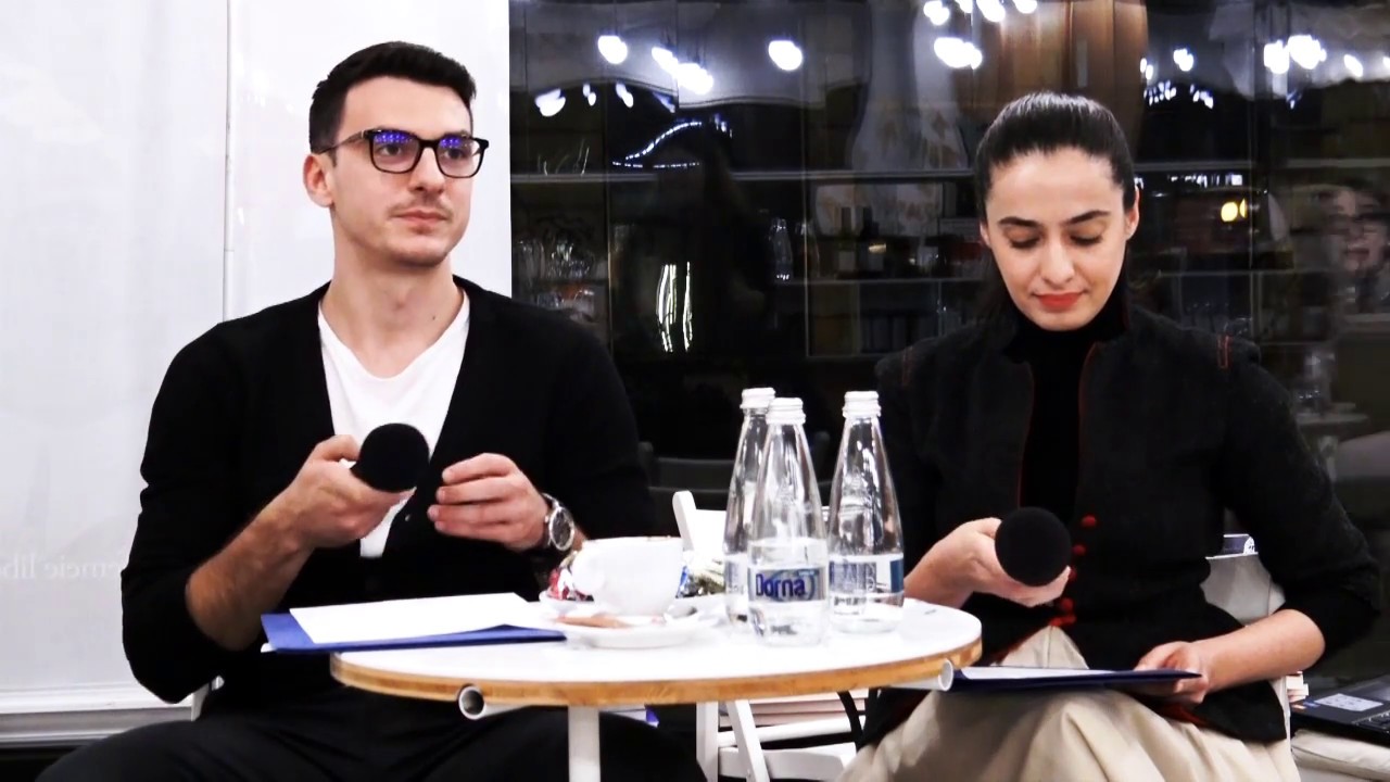 Alexandru Ion și Corina Moise citesc din cartea O paranteză în timp ...