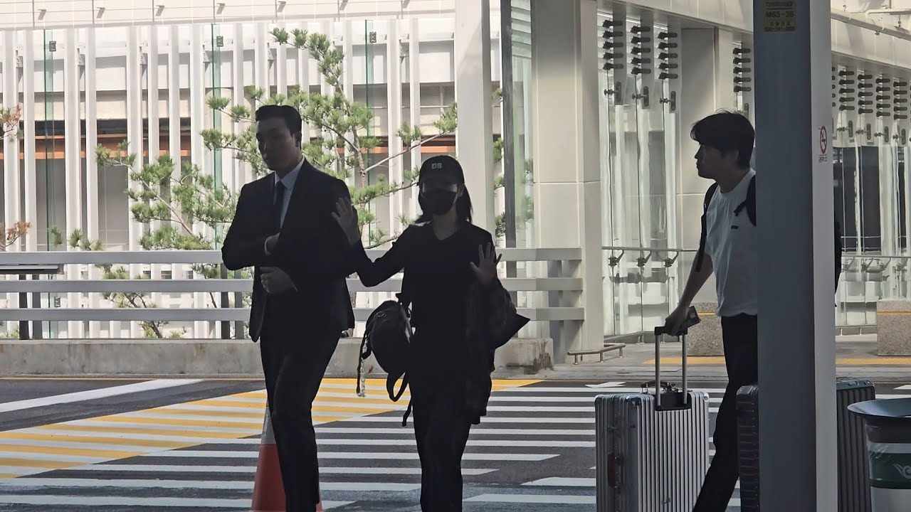 IU 아이유 at Incheon Airport to Jakarta 4-26-2024 - YouTube