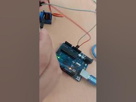 Movimientando un servo con arduíno - práctica física - YouTube