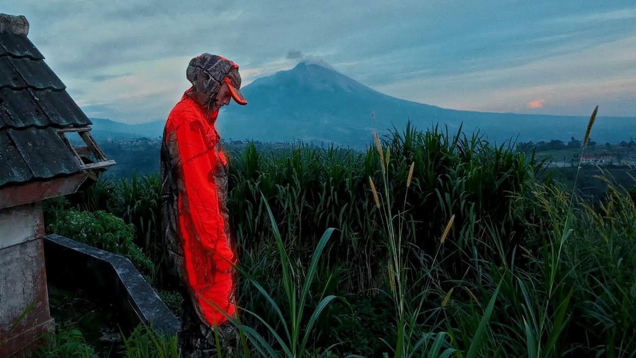 Bonggi & Xhaka - KARYAWAN (Ujung Bumi) [Official Music Video] - YouTube