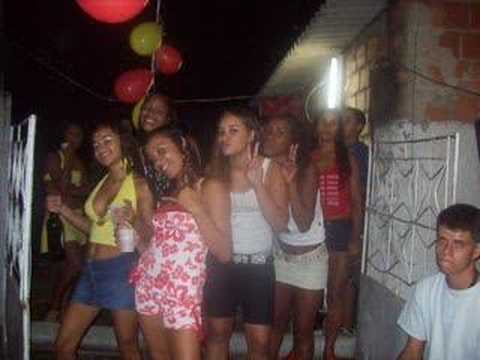 de sainha elas  vem as novinhas da F.M