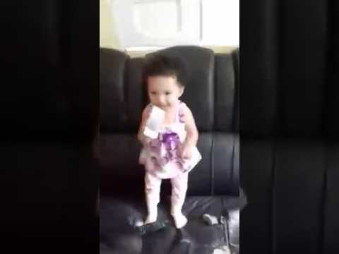 Menina d 11 meses dançando bum bum Granada.