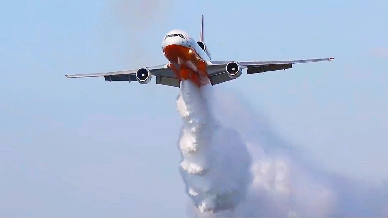 Plane DC-10 Drops Water #Shorts - YouTube