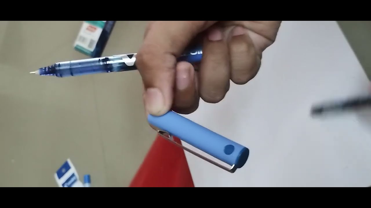 Pilot V5 versus Rorito Robomax - YouTube