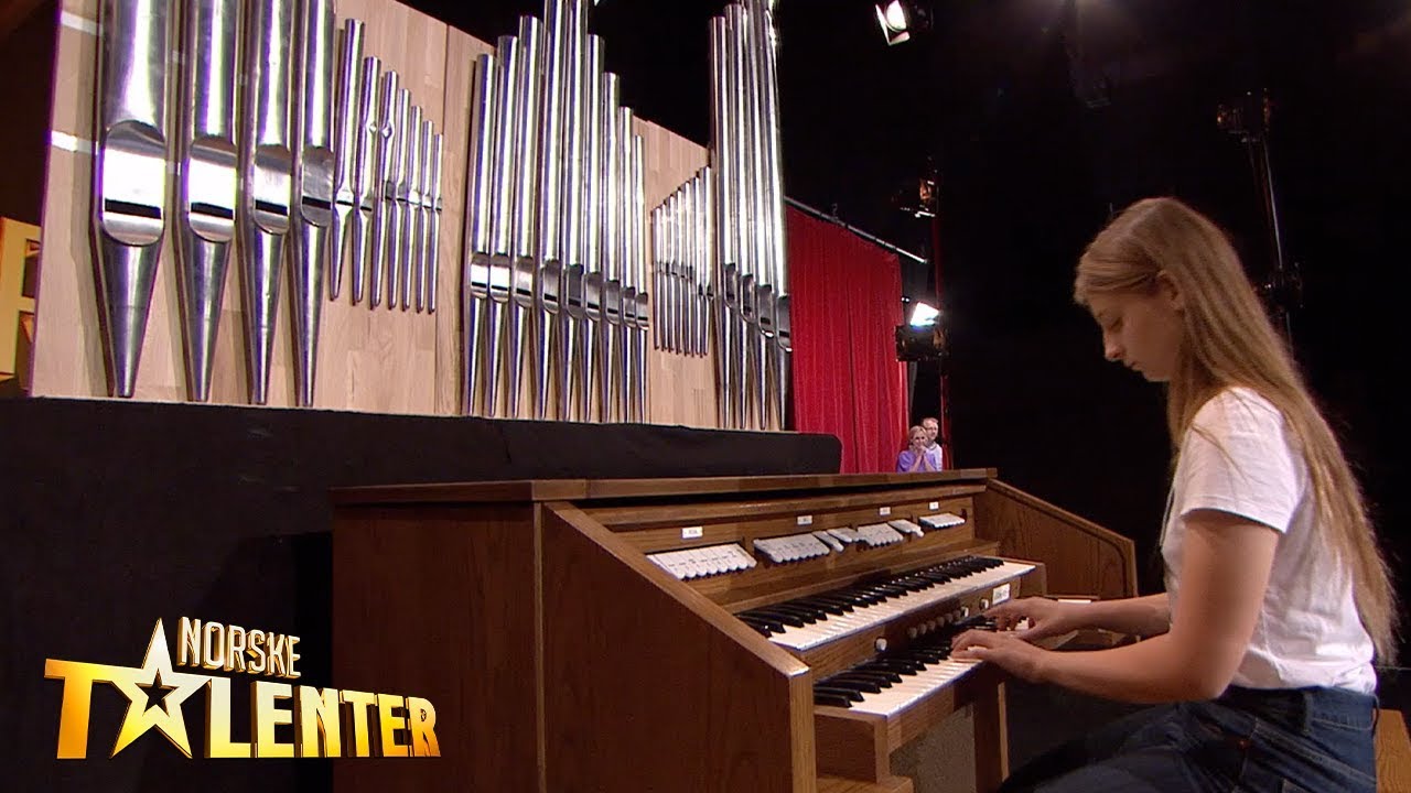 VICTORIA SPILLER BACH PÅ ORGEL | NORSKE TALENTER 2019 - YouTube