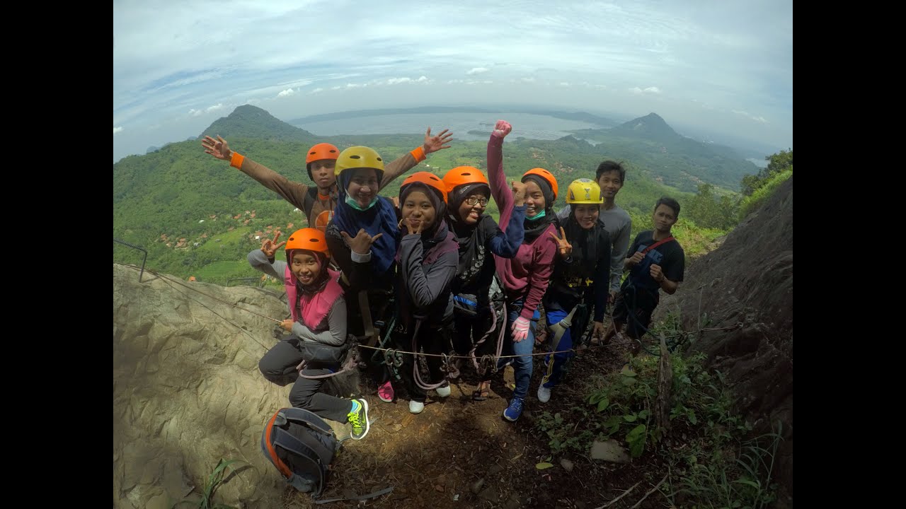 Mendaki Tebing, Gunung Parang Via Feratta - YouTube