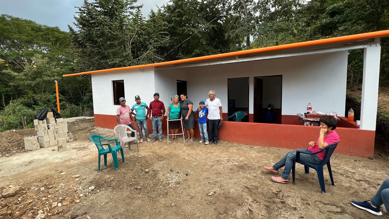 🔴 Llegó el día de entregar la casa a Brenda - YouTube