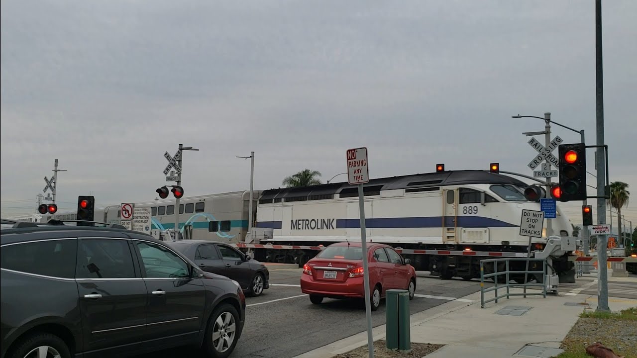 Metrolink 889 passes State College Boulevard, Anaheim, CA - YouTube