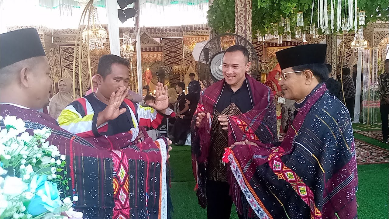 Manortor dan Gondang Sembilan Pesta Putri Najjar Lubis - YouTube