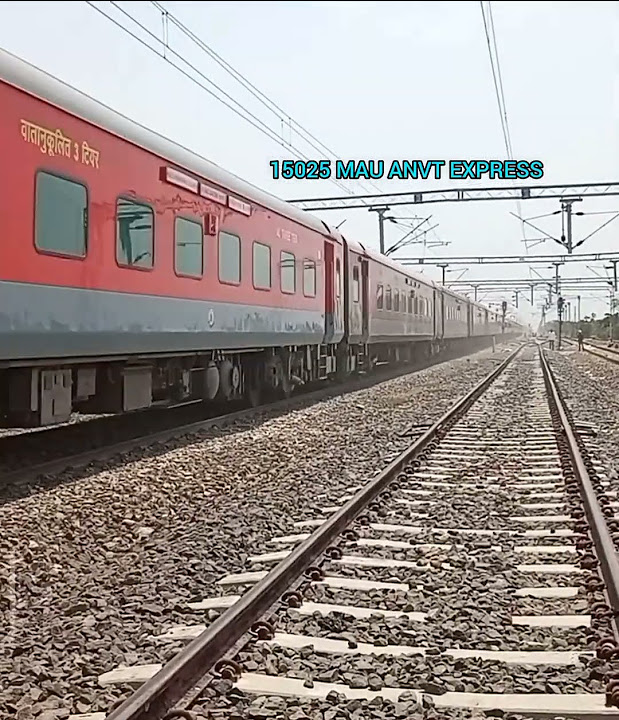 Sabarmati Express Crossing 15025 Mau Anvt Express #indianrailways - YouTube