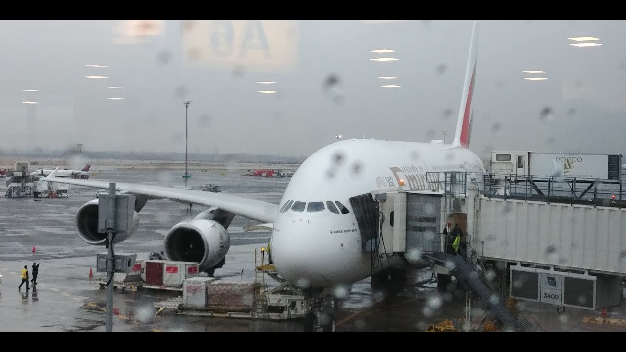 Emirates A380-800 (EK204) lands into Dubai International Airport - YouTube