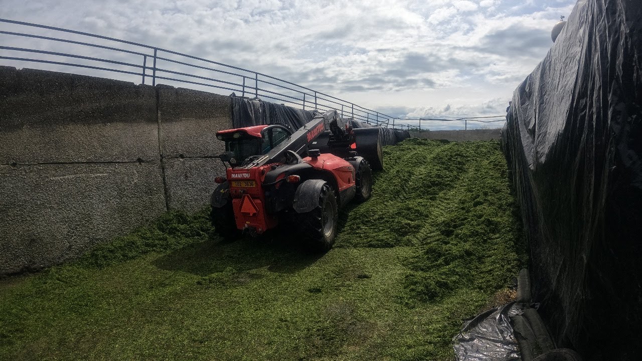 Filing silage pit - Timelapse - YouTube