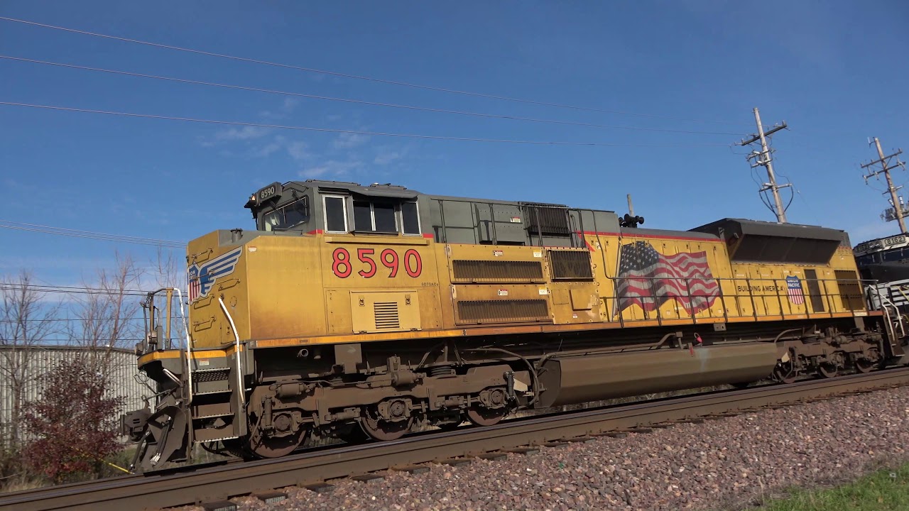 Freight & Metra At Geneva - YouTube