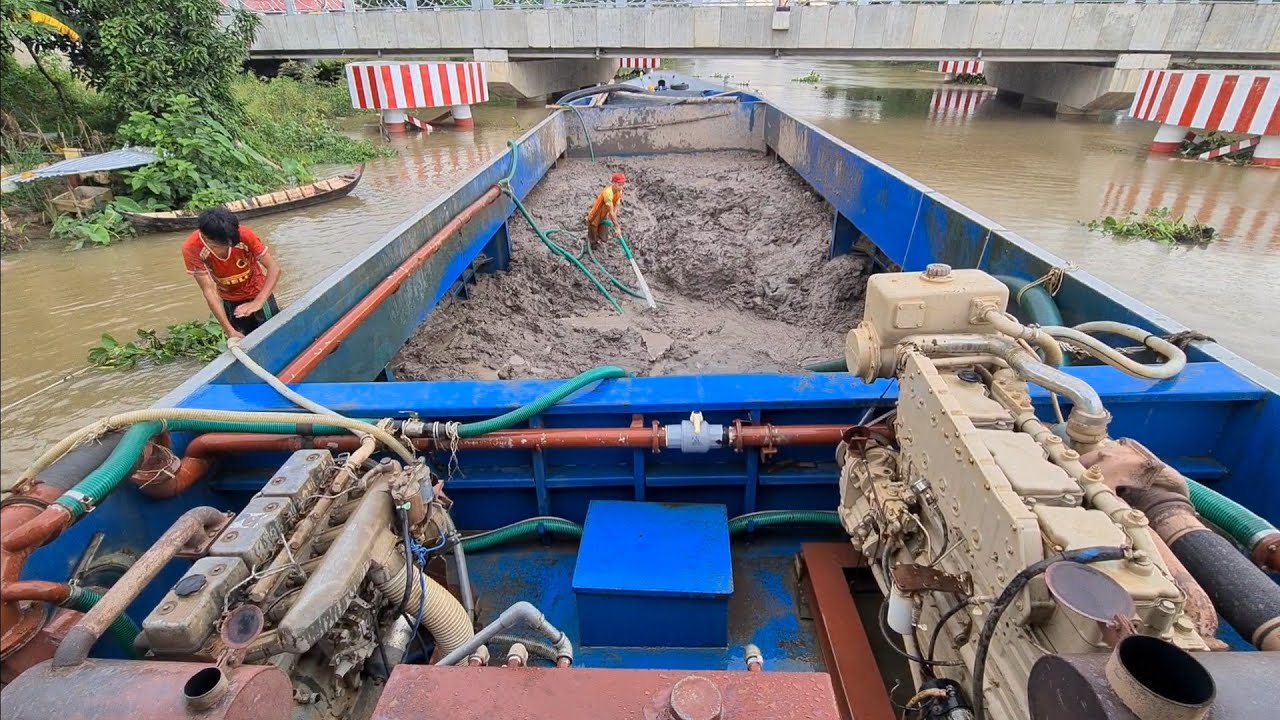 Quá trình bơm đất bùn của 2 xà lan ở miền Tây (Tập 2)/Pumping process of 2 mud barges (Volume 2 ...
