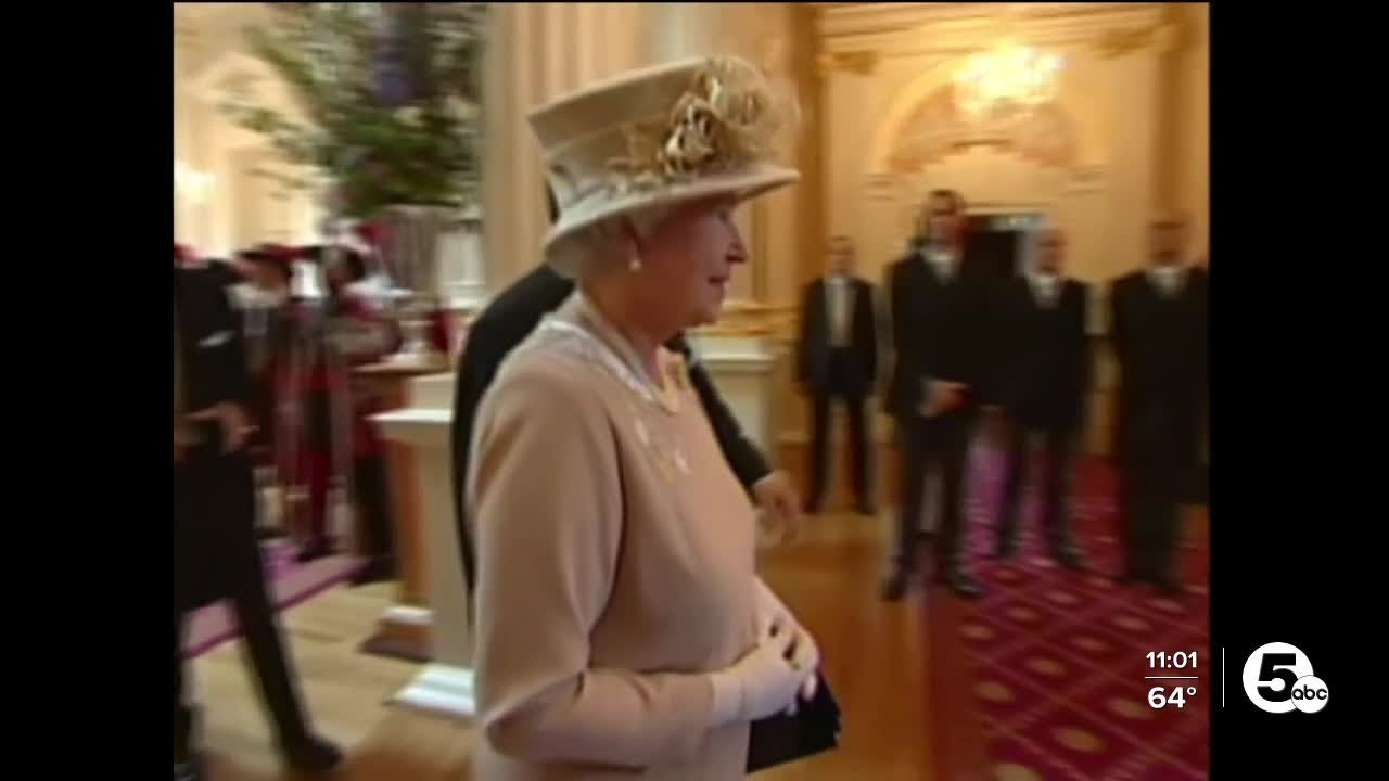 Northeast Ohio joins globe in mourning loss of Queen Elizabeth II - YouTube