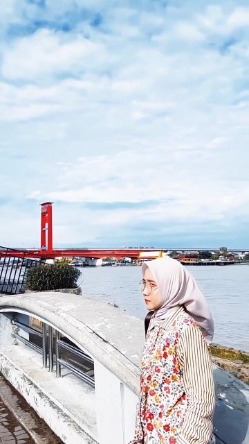"Menikmati keindahan Sungai Musi dengan background Jembatan Ampera ...
