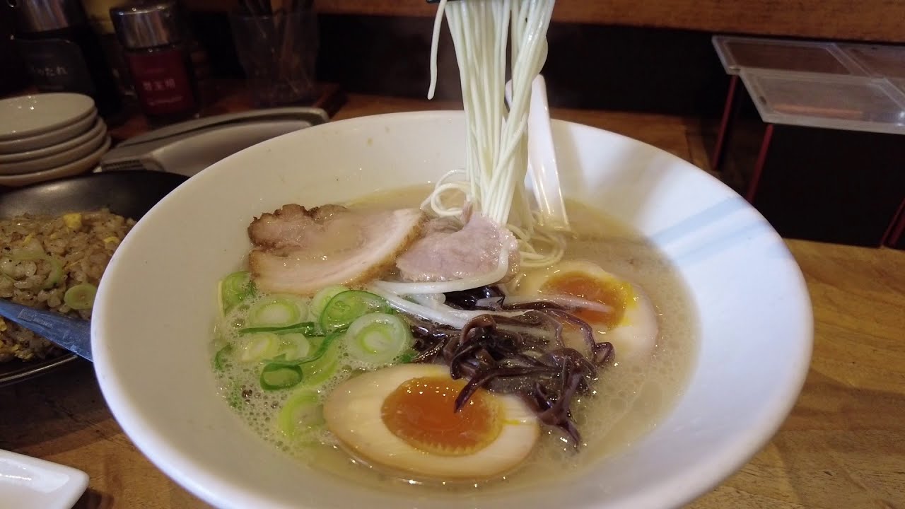 Definitely addictive tonkotsu (pork bone) ramen "Ippudo" in Sapporo ...