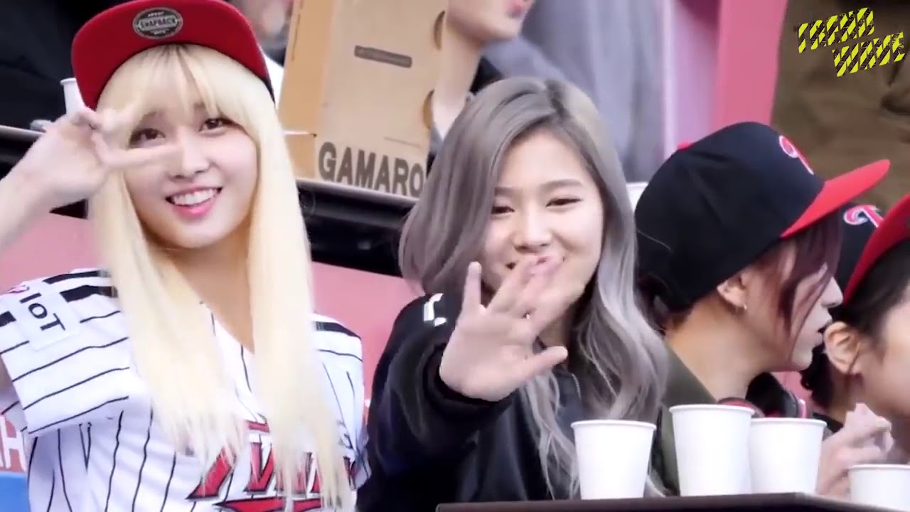 10 FUNNIEST AND MOST BEAUTIFUL FANS IN SPORTS - YouTube