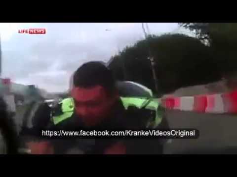 Polisi arabasının kaputunda taşıyan Rus