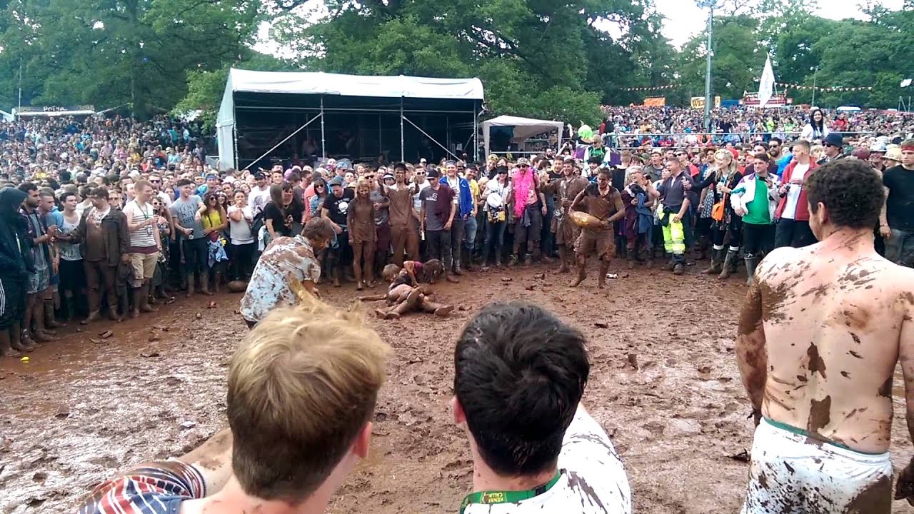 Mud Fight! Kendal Calling 2014 - Razorlight - YouTube