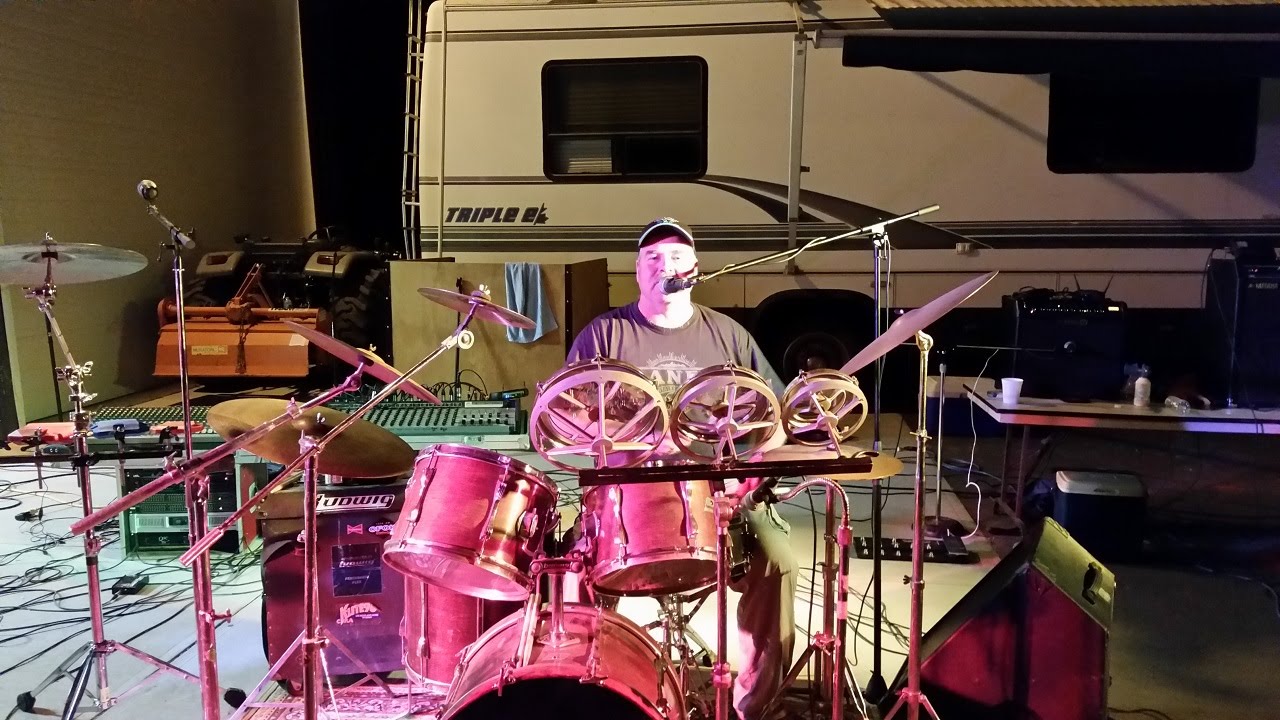 Gladstone & Derek Nelson Perform Wipeout - YouTube
