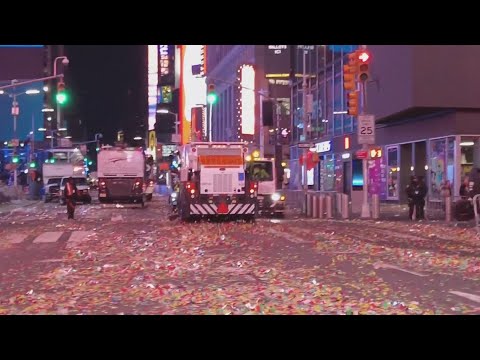 Crews clean up confetti mess in Times Square - YouTube