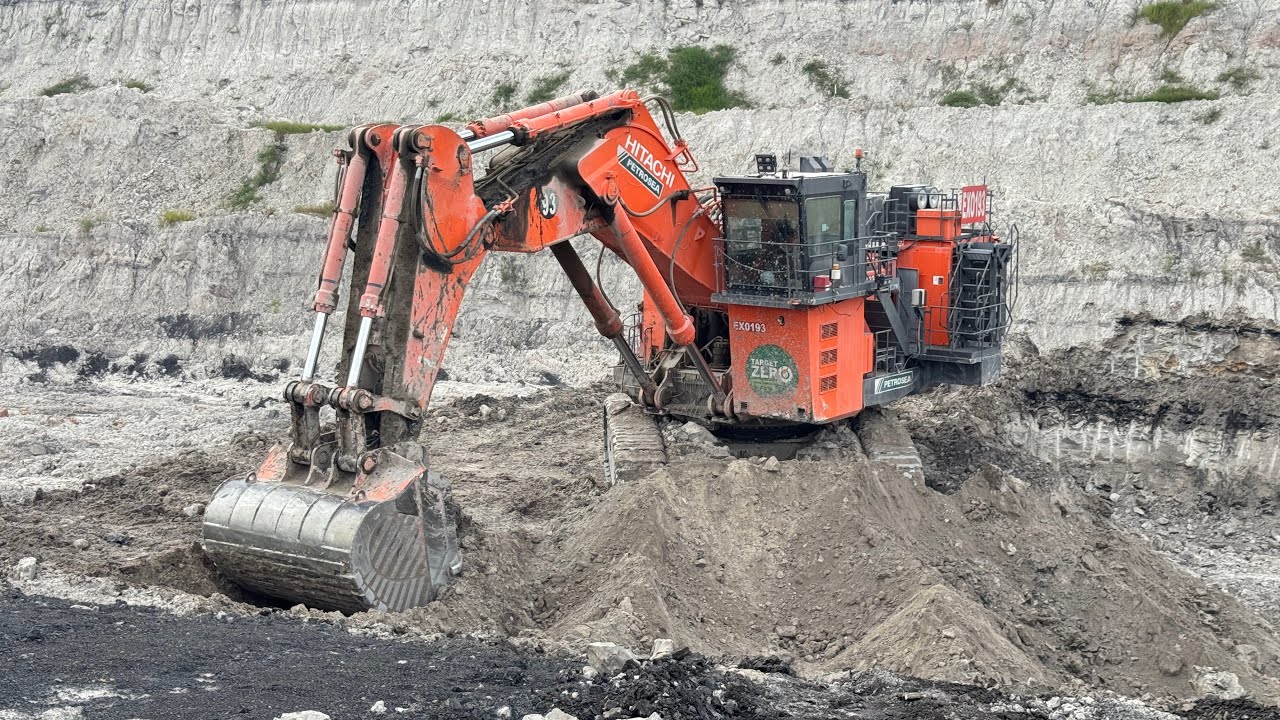 Hitachi Ex 2600 large excavator loading sand material into Dumper ...