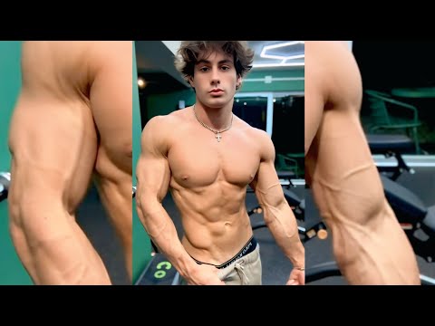 Young Bodybuilder INSANE Muscle Flex | Real Anatomy of Muscle Growth