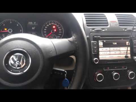 Dsg şanzıman ileri geri gitmiyor on lastiğin bir tanesini kriko ile kaldırın  ileri  geri  sallayın