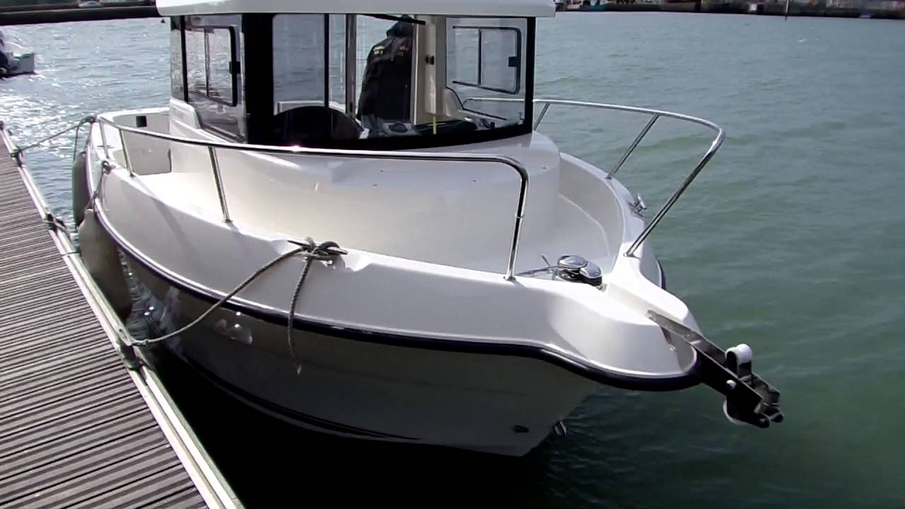 engine idling in the harbour quicksilver arvor 7.30 140 hp diesel - YouTube