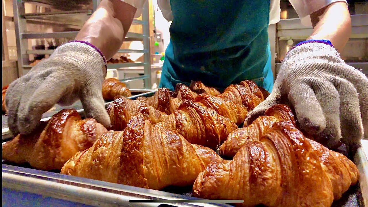 Smart‼︎ Please look the skills of Japan's smart bakers, who start at 4: ...