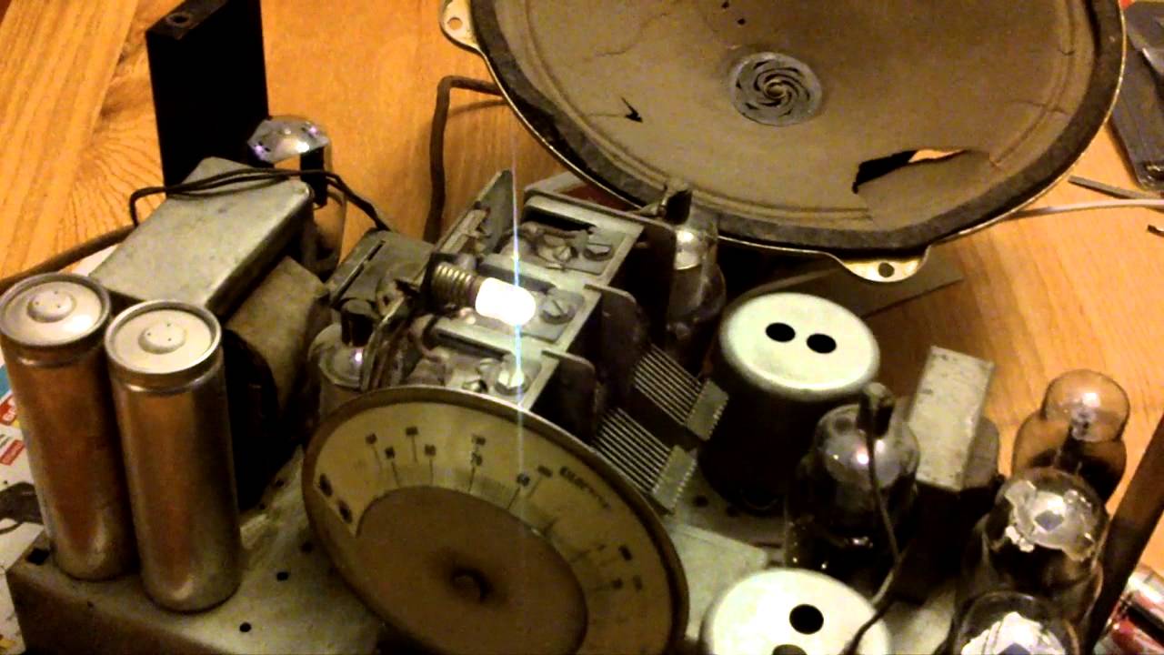 Airline (Montgomery Ward "Monarch" 1930) radio chassis, first power up ...