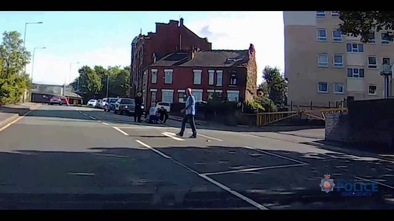 GMP detaining a man in Stockport stops traffic 17/09/16 - YouTube