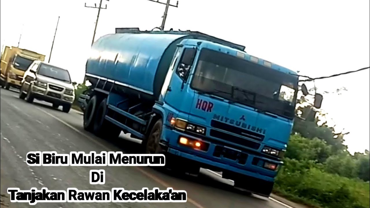 Mobil Tengki Besar Muat Minyak Tetes Sedang Menurun Di Tanjakan Sungguh ...