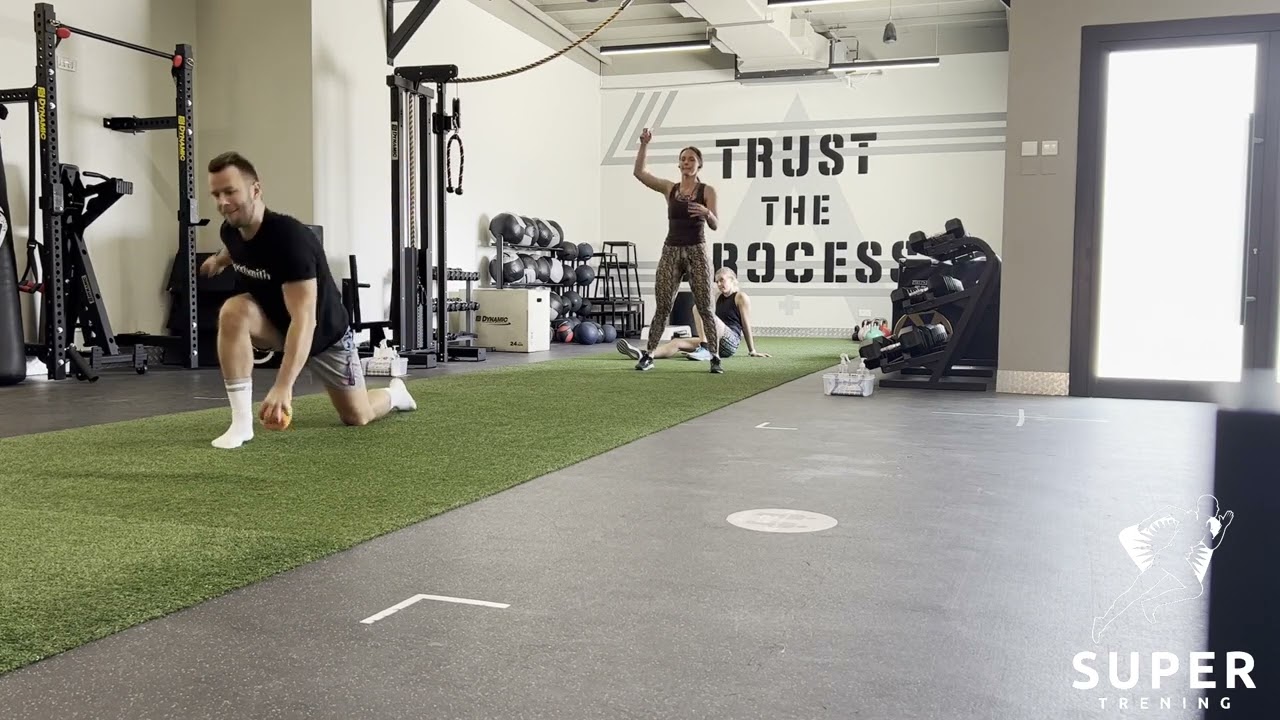 Mini MB Half-Kneeling Deceleration Catch & Throw - YouTube