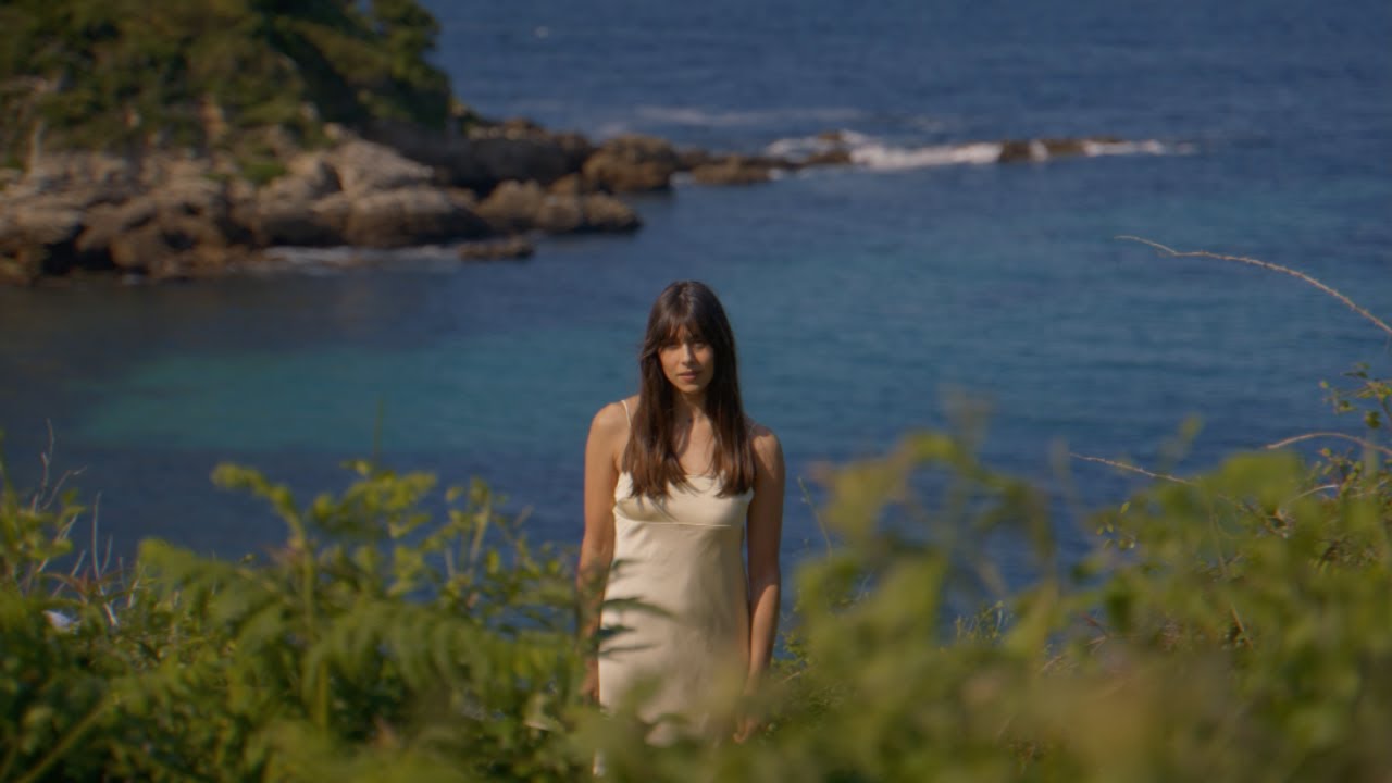 Zuri Begira Hemen - Eider Saez (Official Music Video) - YouTube