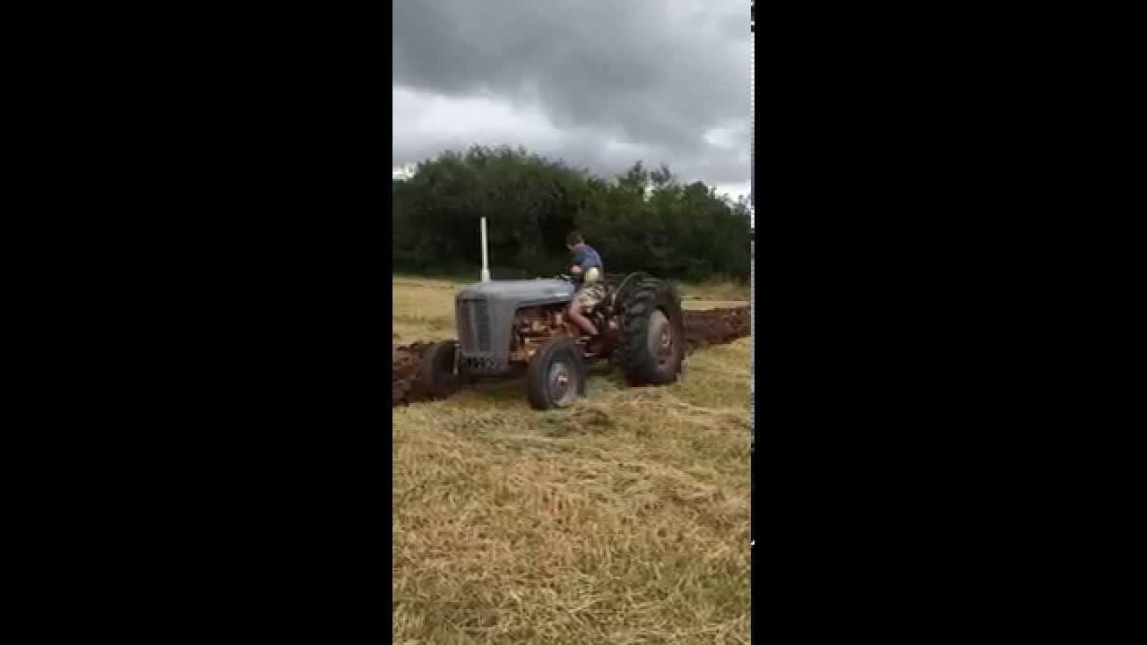 Ferguson FE35 ploughing at Eryrys Vintage show 2014 - YouTube