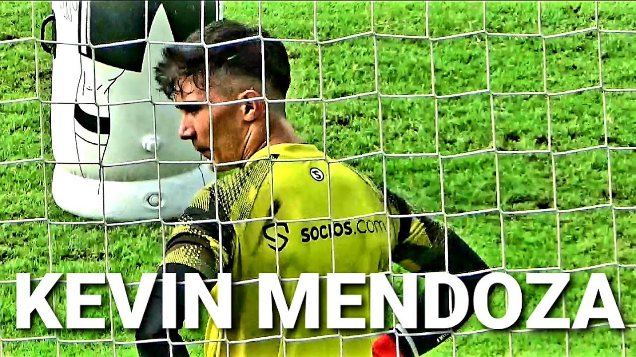 Latihan Persib Kiper Persib Kevin Ray Mendosa Berlatih Lebih Keras Agar ...