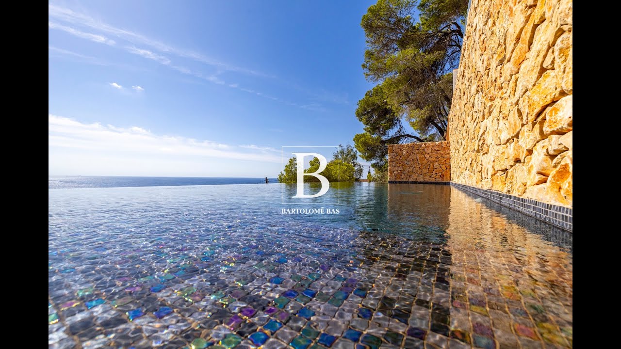 Breathtaking Mediterranean Views from a Modern Masterpiece in Jávea ...