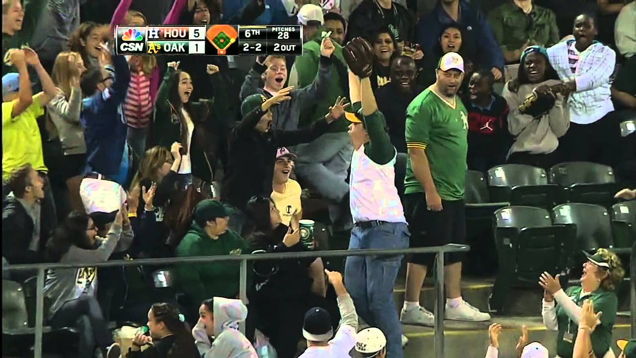 2013/08/14 A's fan's nice grab, reaction - YouTube