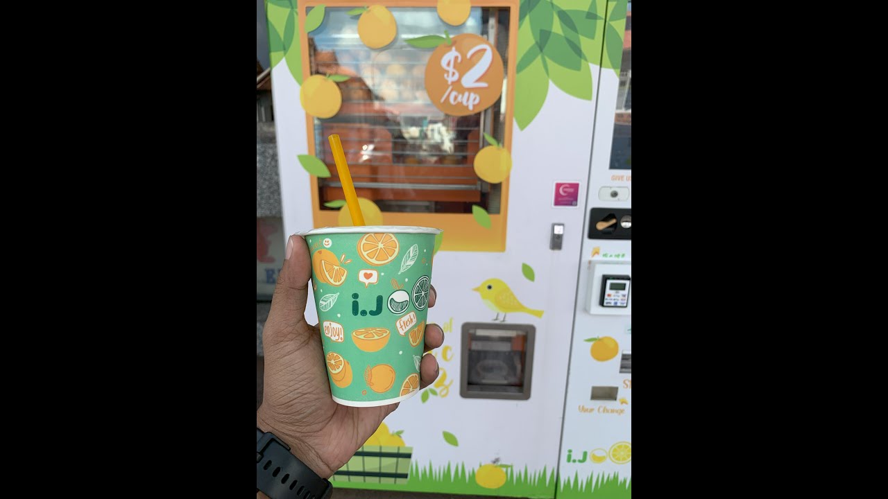 Ijooz vending machine in Singapore making fresh orange juice - YouTube
