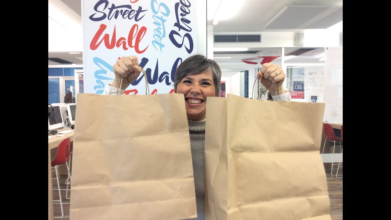 Aiuto!!! Carol ha svaligiato i negozi!! Fare shopping in inglese - YouTube