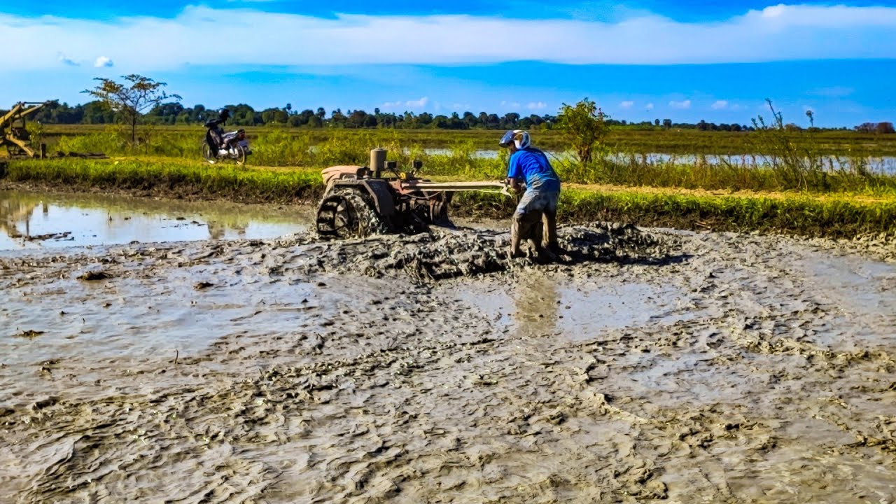 การเตรียมดินสำหรับหว่านข้าว | Preparing the soil for sowing rice - YouTube