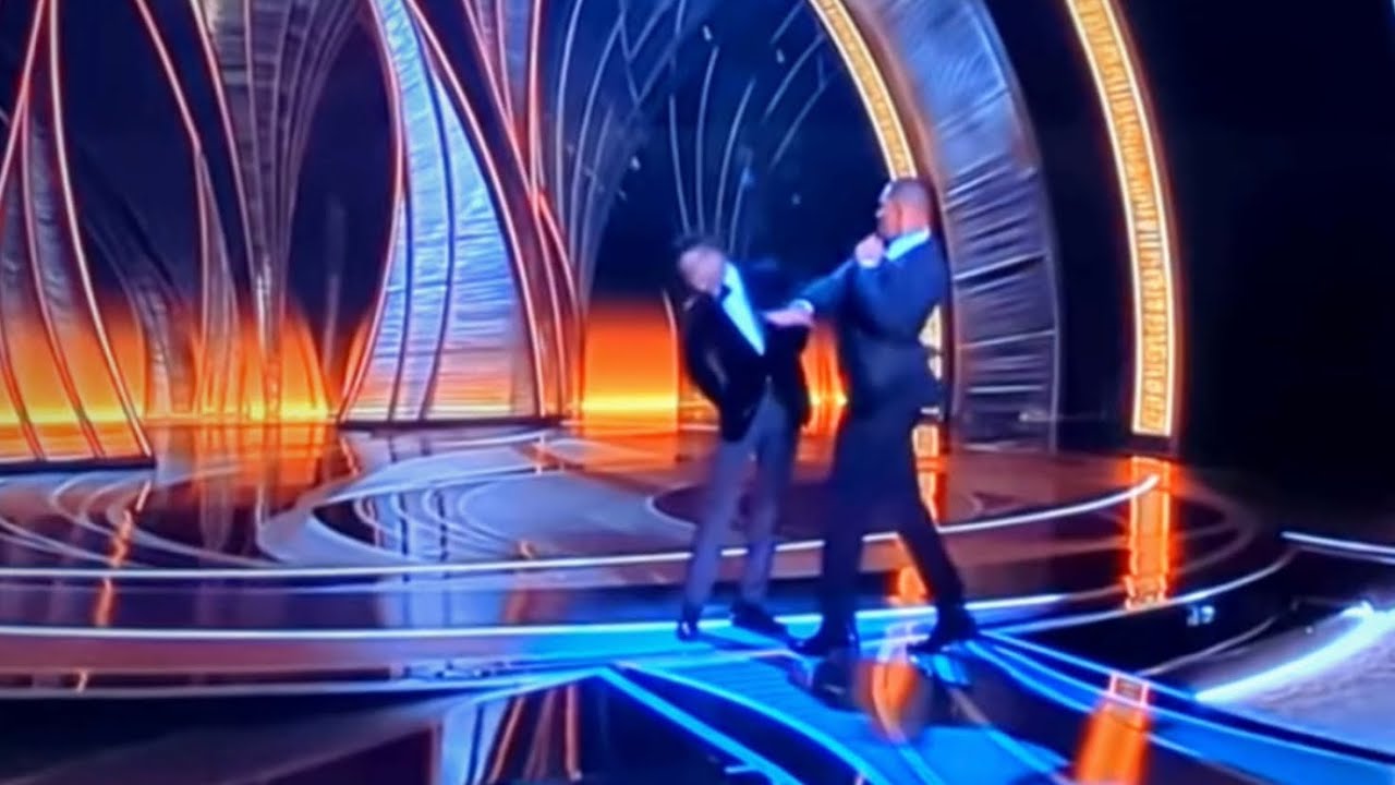 WILL SMITH PUNCHES CHRIS ROCK AT THE OSCARS 2022 - YouTube
